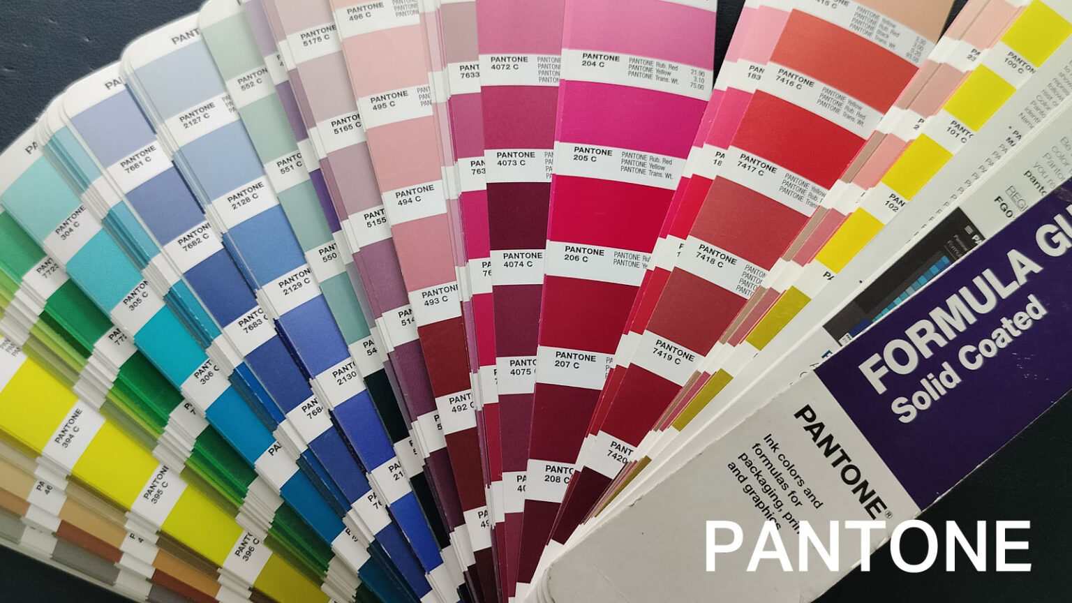 【連載・番外編】アパレルブランドの色指定入門｜RGB, CMYK, Pantoneと「糸の色」の違い | ブランドタグ 付け替え ネーム生産 ...