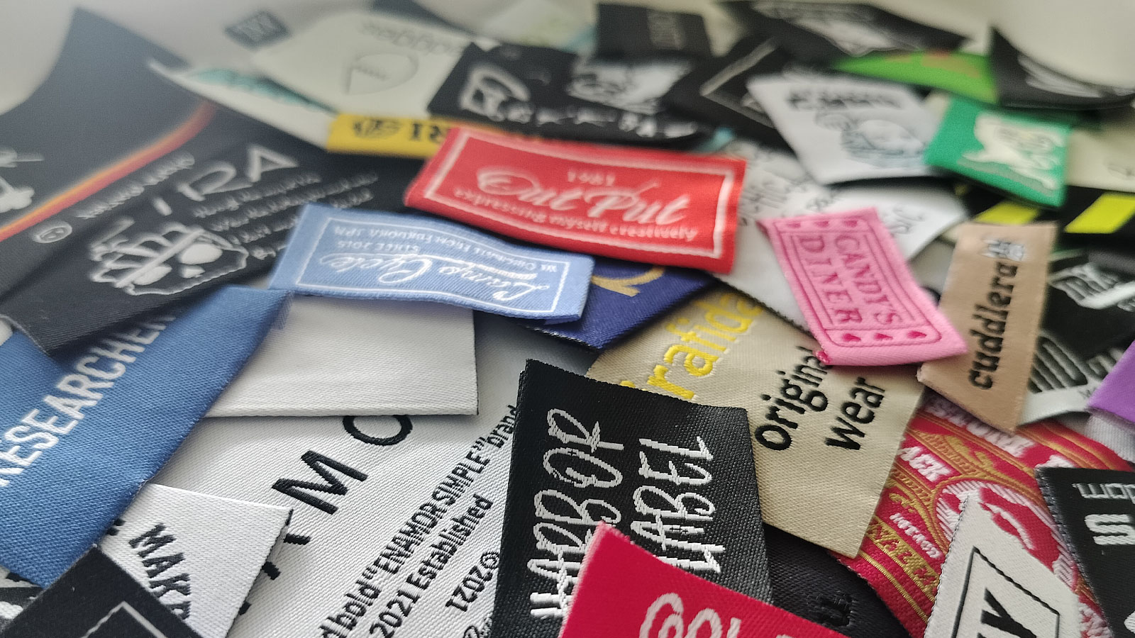 【連載・番外編】アパレルブランドの色指定入門｜RGB, CMYK, Pantoneと「糸の色」の違い | ブランドタグ 付け替え ネーム生産 ...